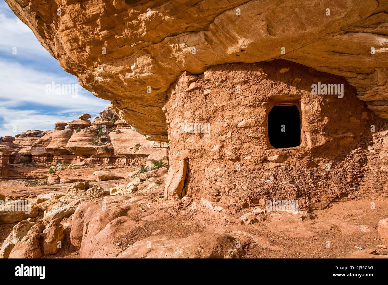 A cliff dwelling in the Moon House Ruin complex on Cedar Mesa, Bears ...