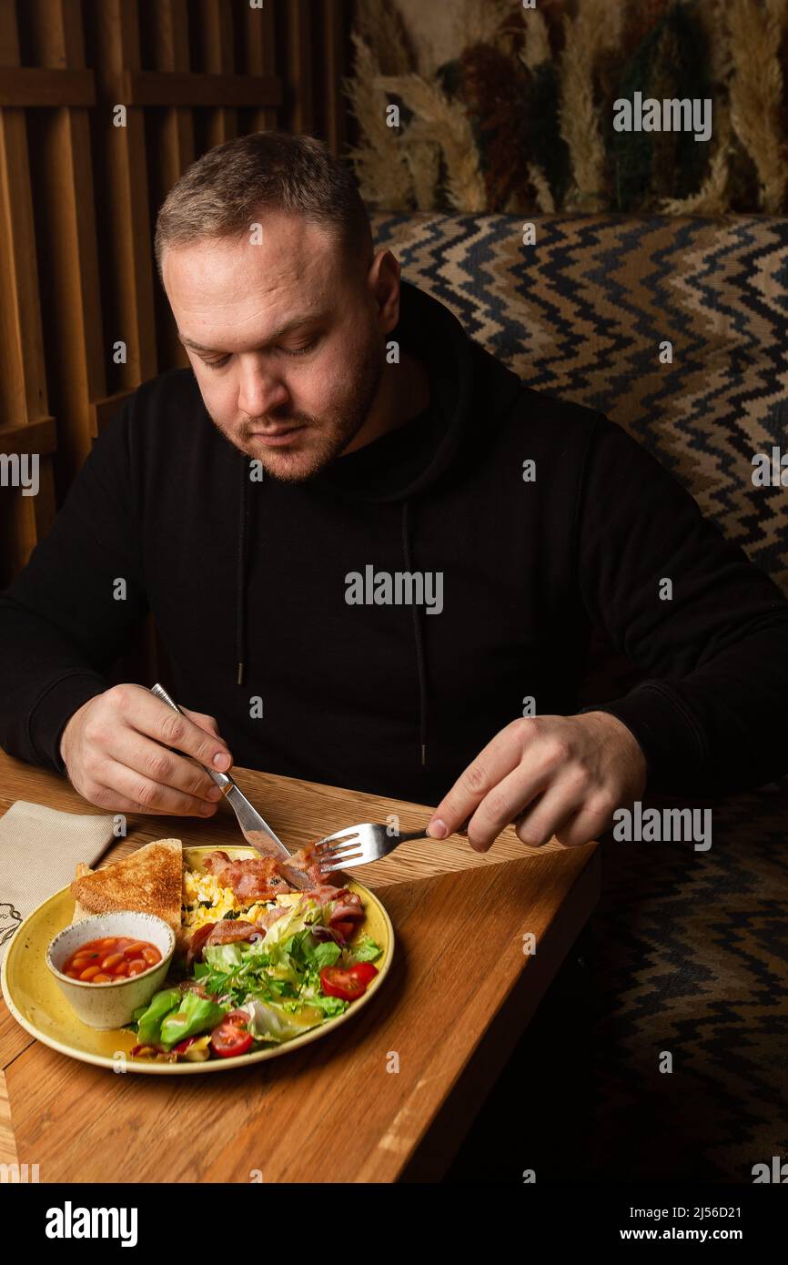 Man eating english breakfast hi-res stock photography and images - Alamy