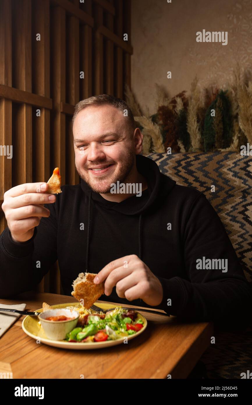 Man eating english breakfast hi-res stock photography and images - Alamy