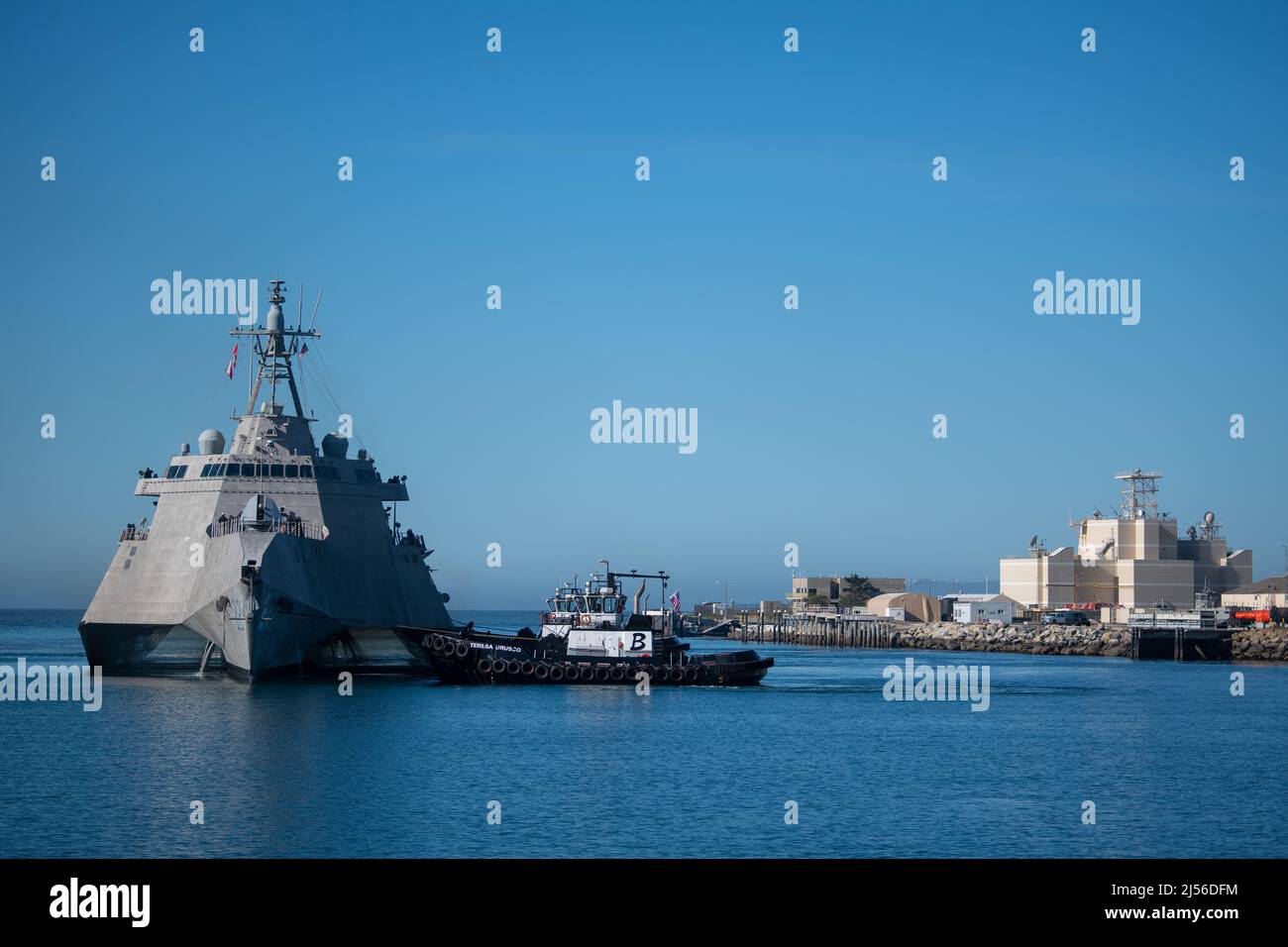 USS Kansas City (LCS 22) passes Naval Surface Warfare Center, Port ...