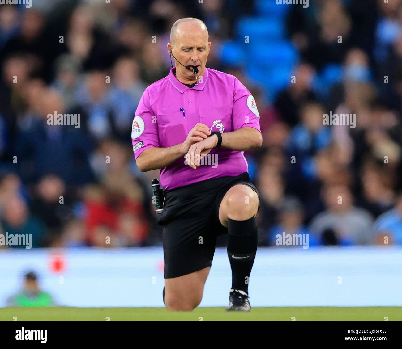 Referee Mike Dean takes the knee before kick off Stock Photo - Alamy