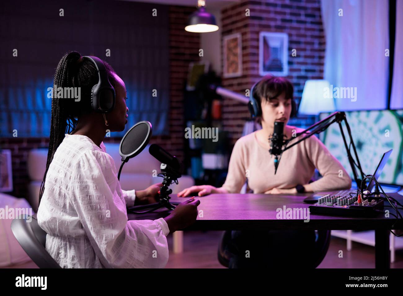 Women in podcasting hi-res stock photography and images - Alamy