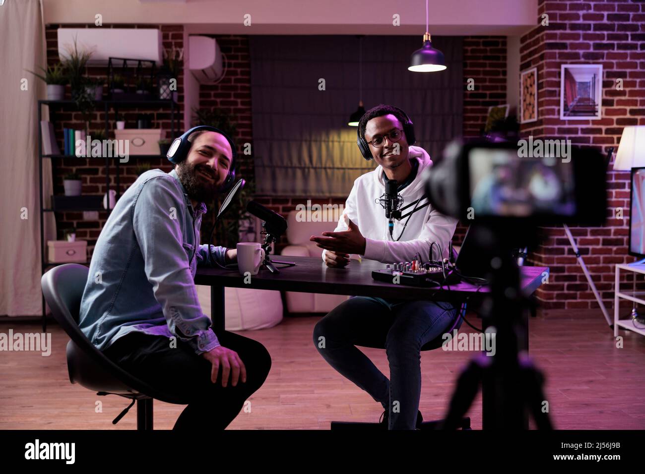 Camera talking filming hi-res stock photography and images - Alamy