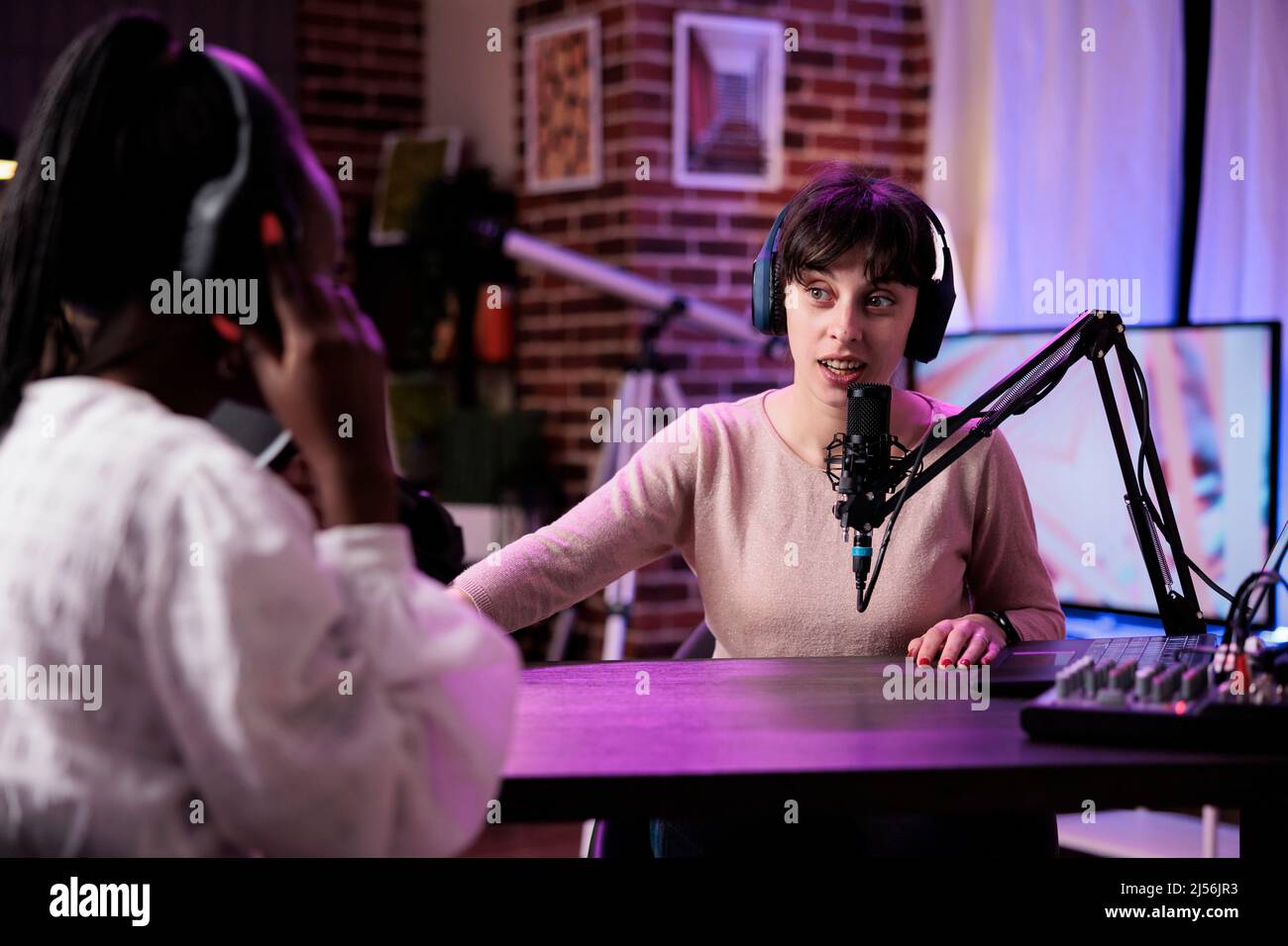 Women in podcasting hi-res stock photography and images - Alamy