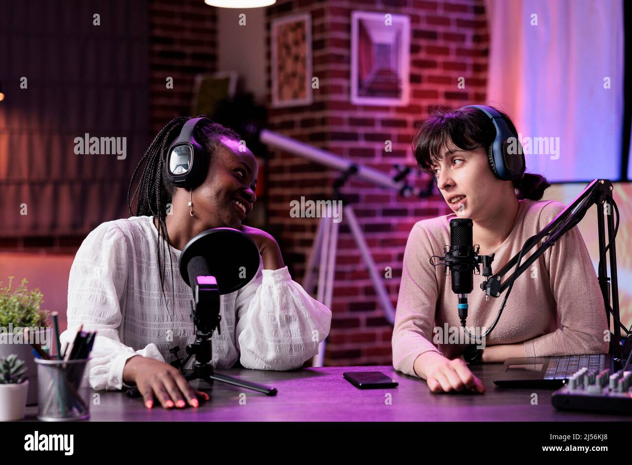 Women in podcasting hi-res stock photography and images - Alamy