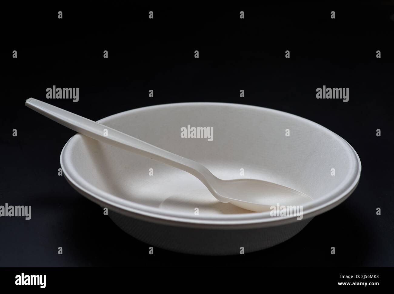 Paper dish and bowl with the disposable spoons Stock Photo - Alamy