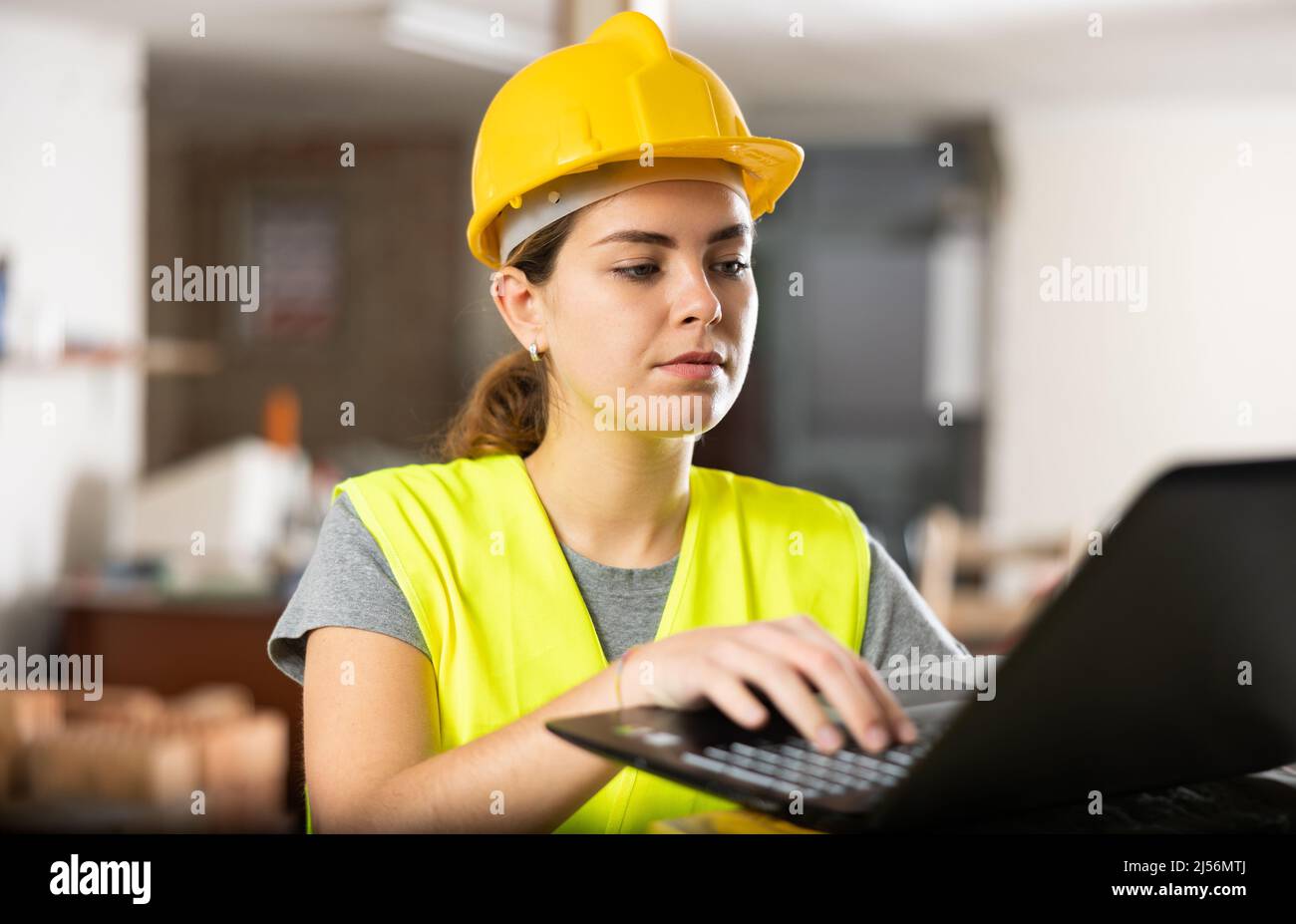 Construction worker using laptop hi-res stock photography and images ...