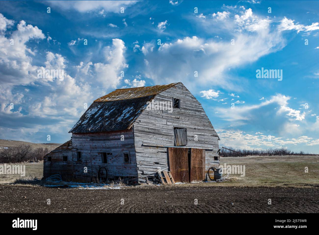 An abandoned barn on the prairies in Saskatchewan Stock Photo - Alamy