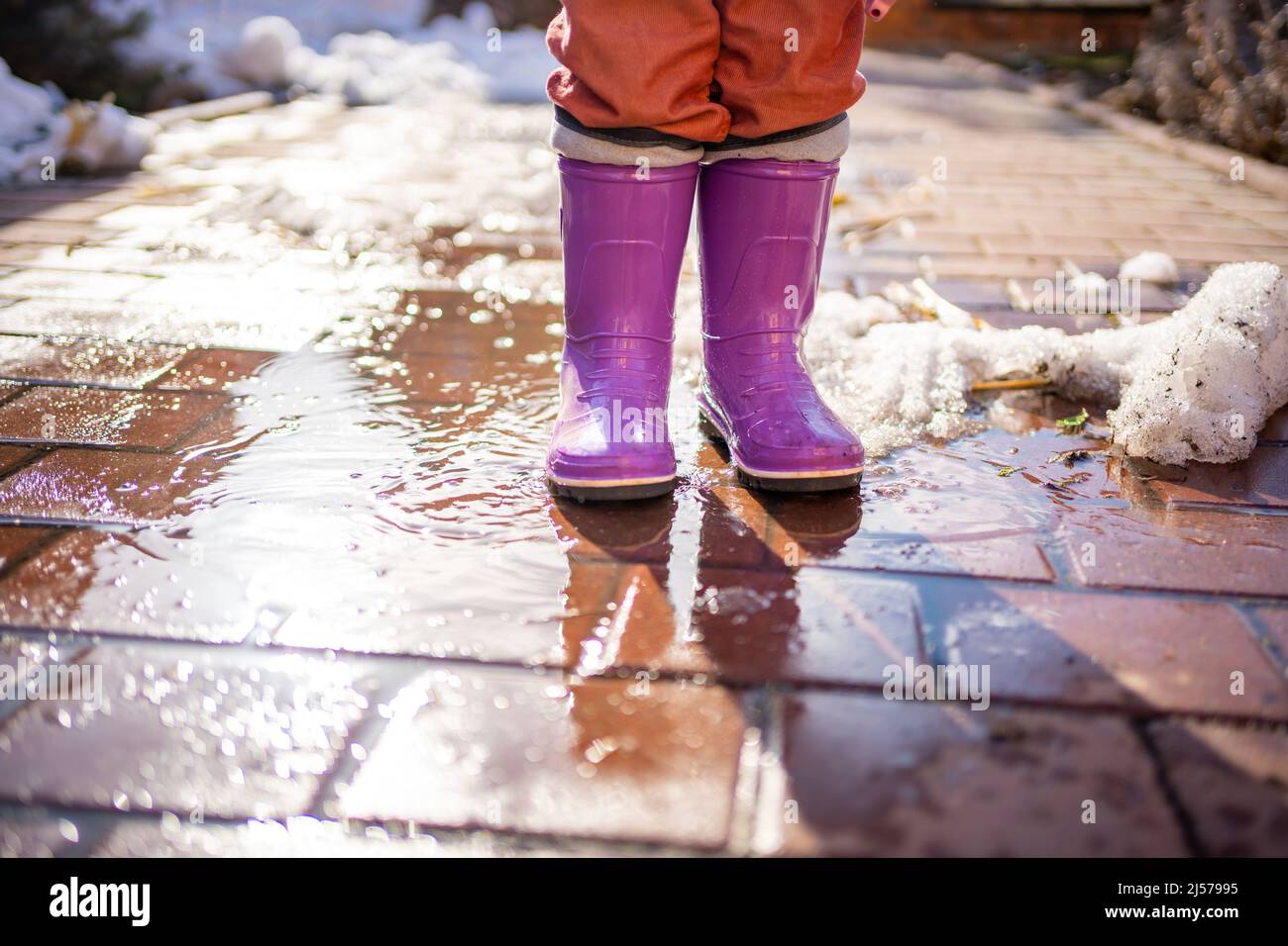 Child splash puddles boots hi-res stock photography and images - Alamy