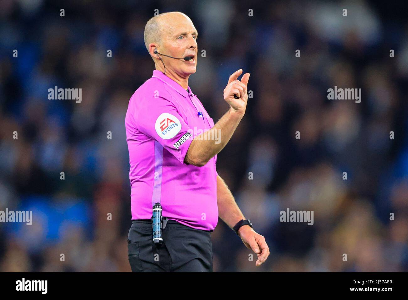 Referee mike dean hi-res stock photography and images - Alamy