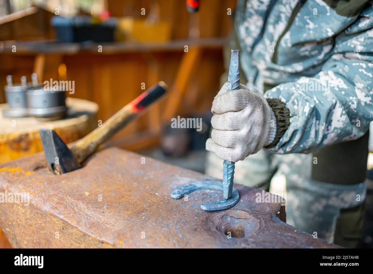 Man blacksmithing hi-res stock photography and images - Alamy