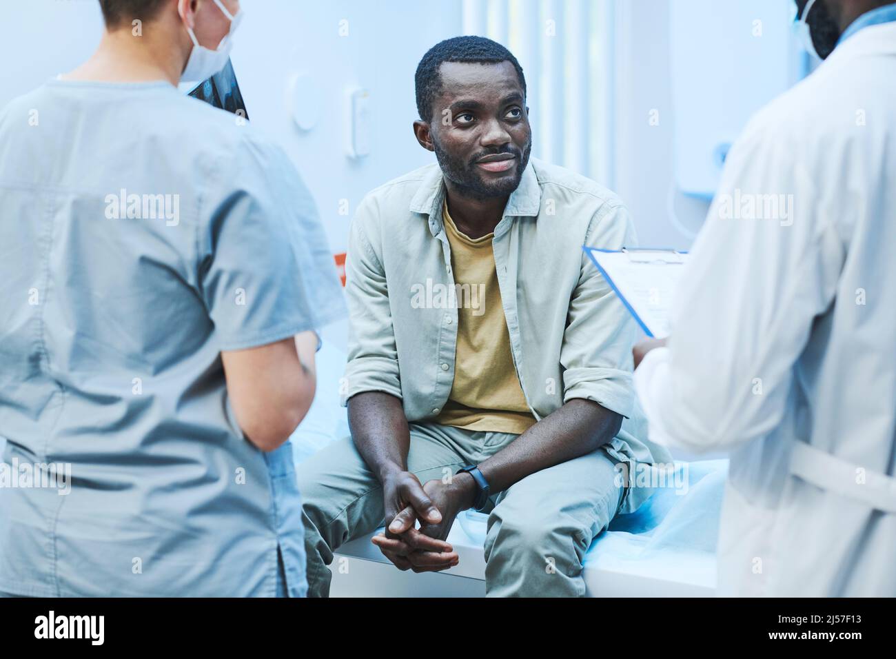 Doctor talking to patient rear view hi-res stock photography and images ...