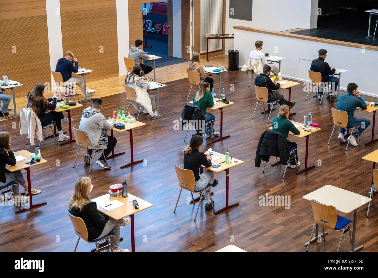 Delmenhorst, Germany. 21st Apr, 2022. Students at a high school sit at ...