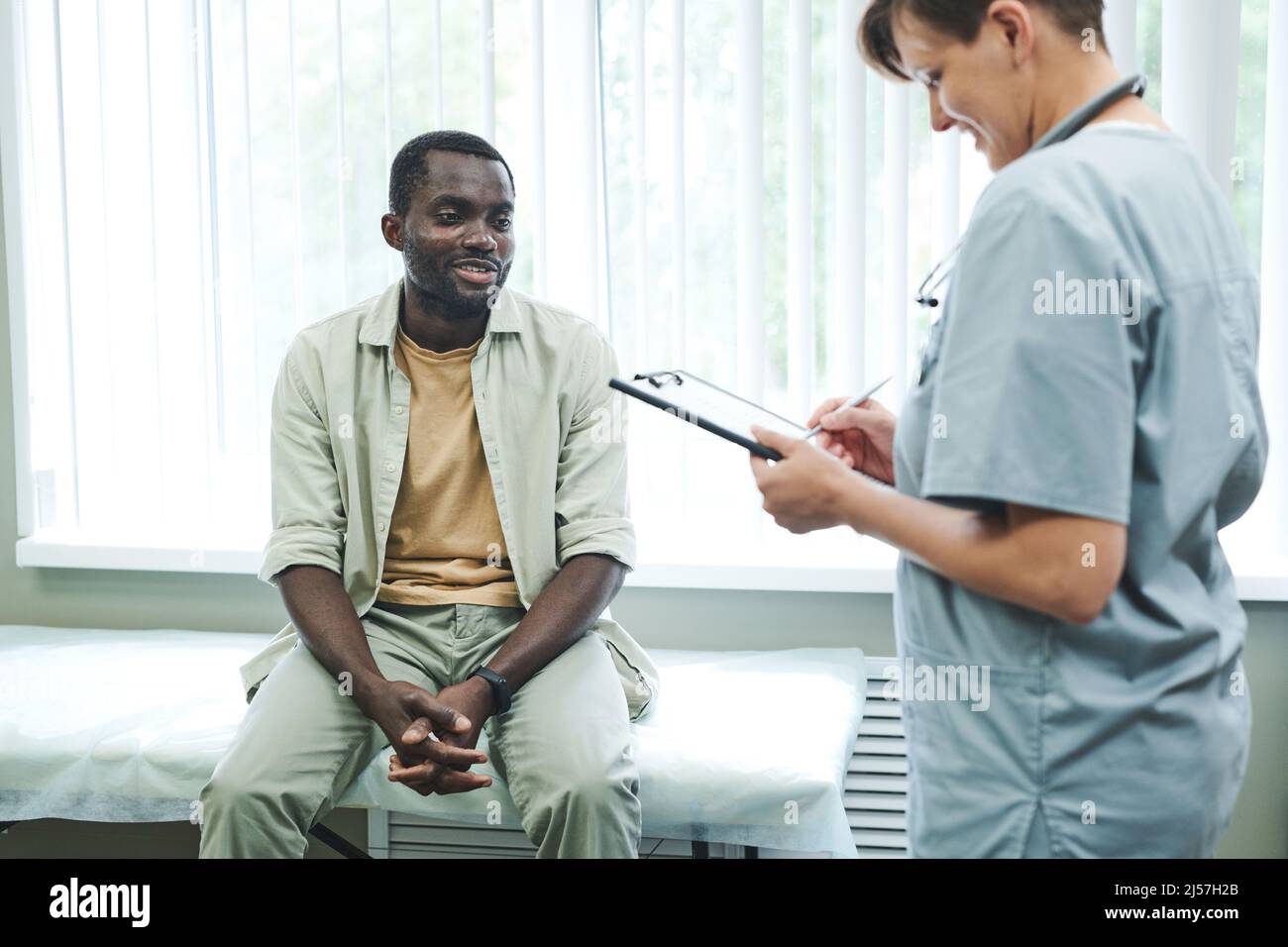 Hospital nurse making notes hi-res stock photography and images - Alamy