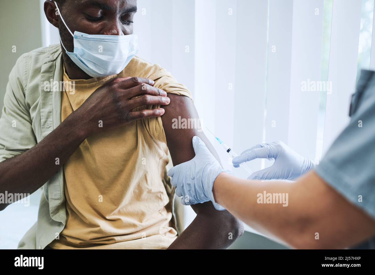 African nurse injection hi-res stock photography and images - Alamy