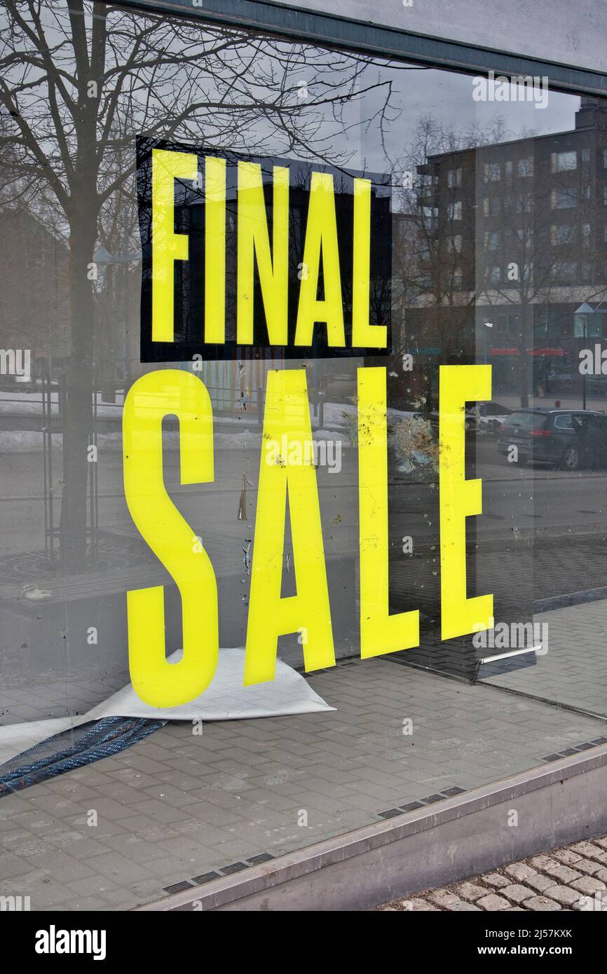 Final sale sign on closed store window Stock Photo - Alamy