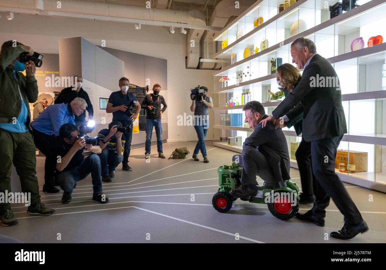 Munich, Germany. 21st Apr, 2022. Wolfang Heckl (3rd from right ...