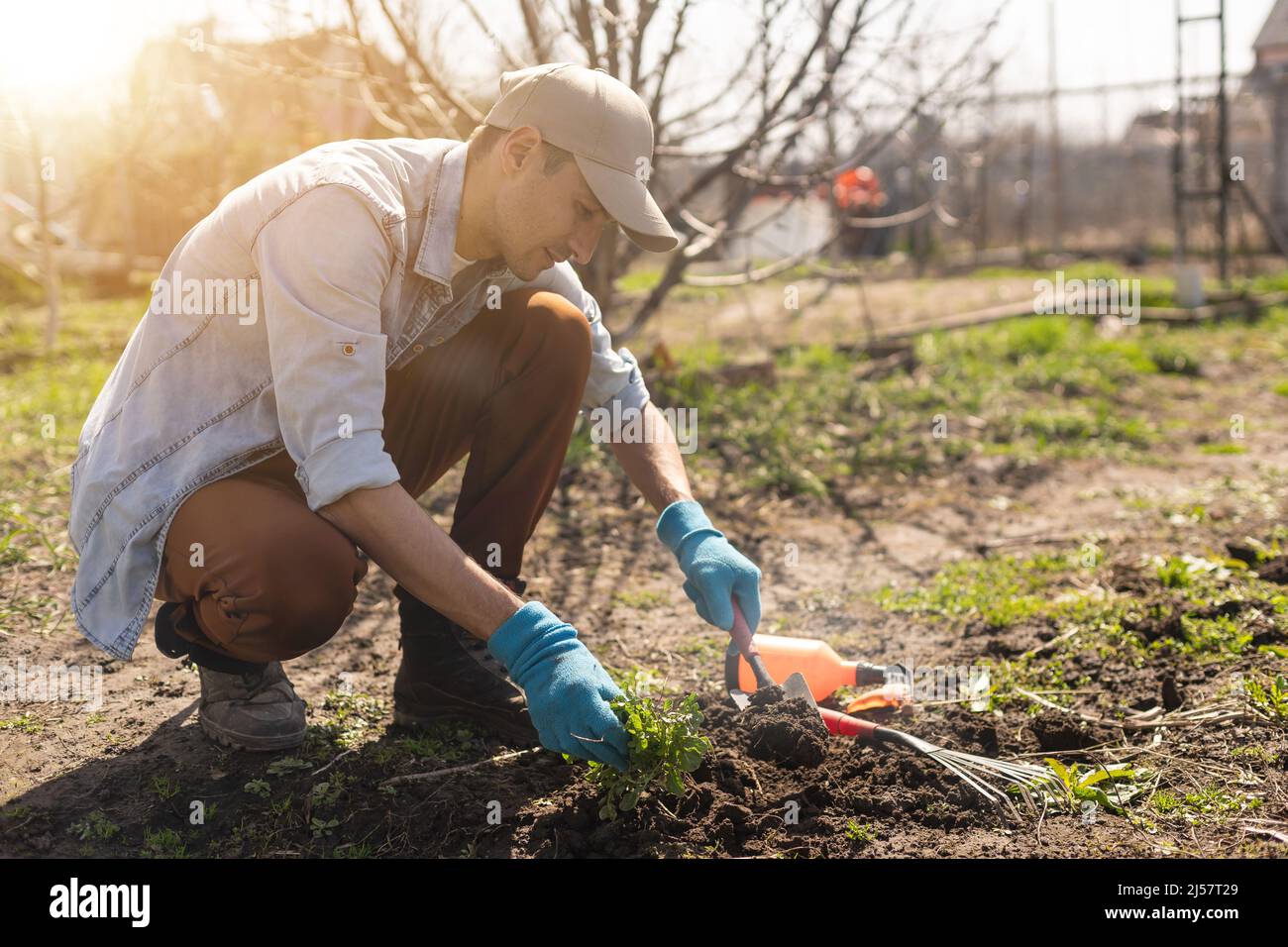 Communal gardening activity hi-res stock photography and images - Alamy