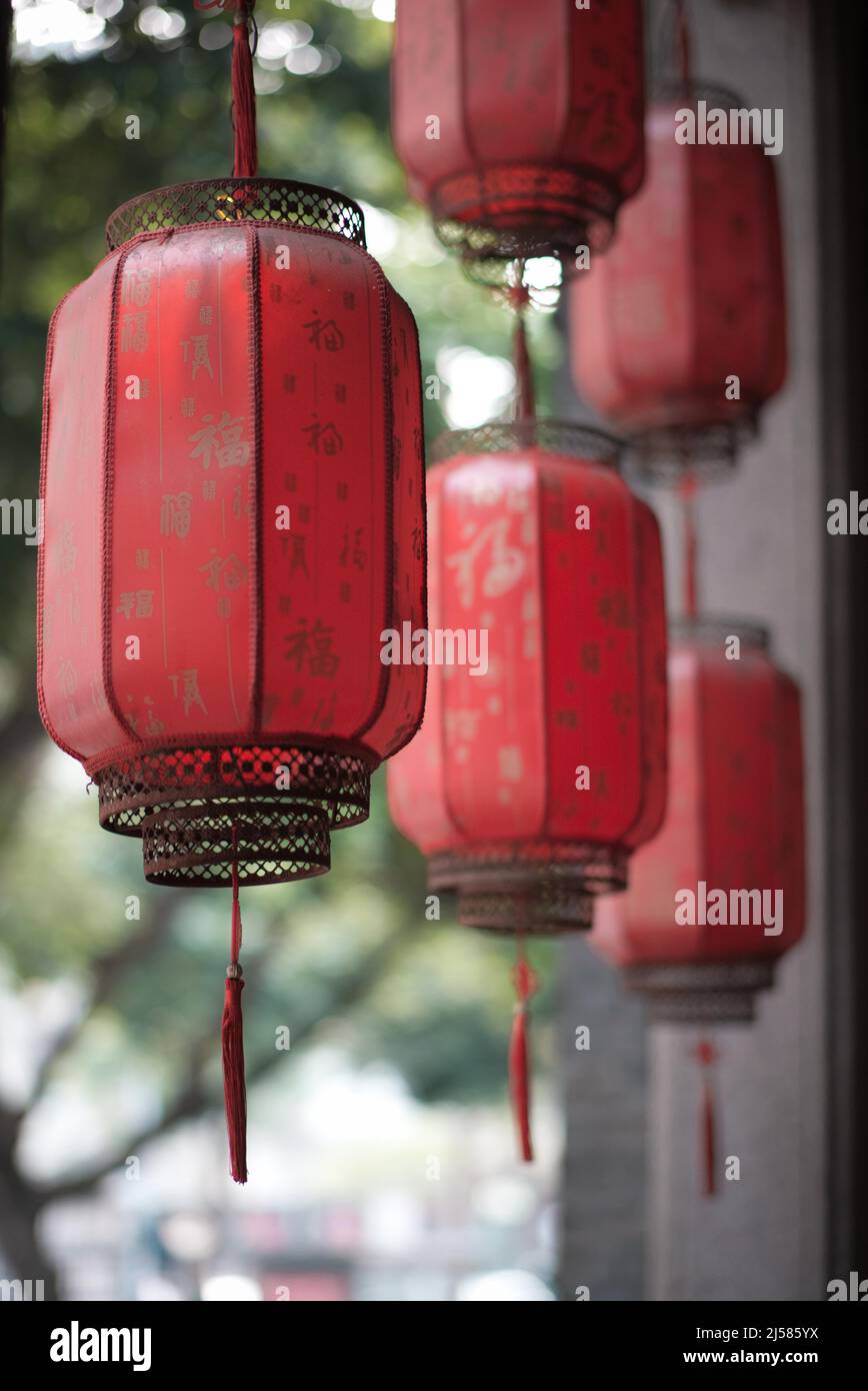 Arow of Chinese red lanterns with background blur Stock Photo - Alamy