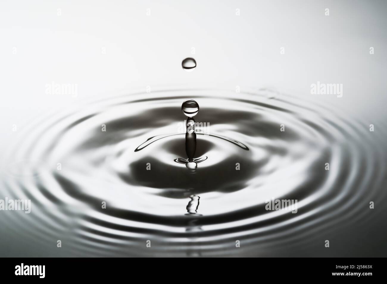 Tropfenfotografie, Wassertropfen fallen auf Wasseroberflaeche ...