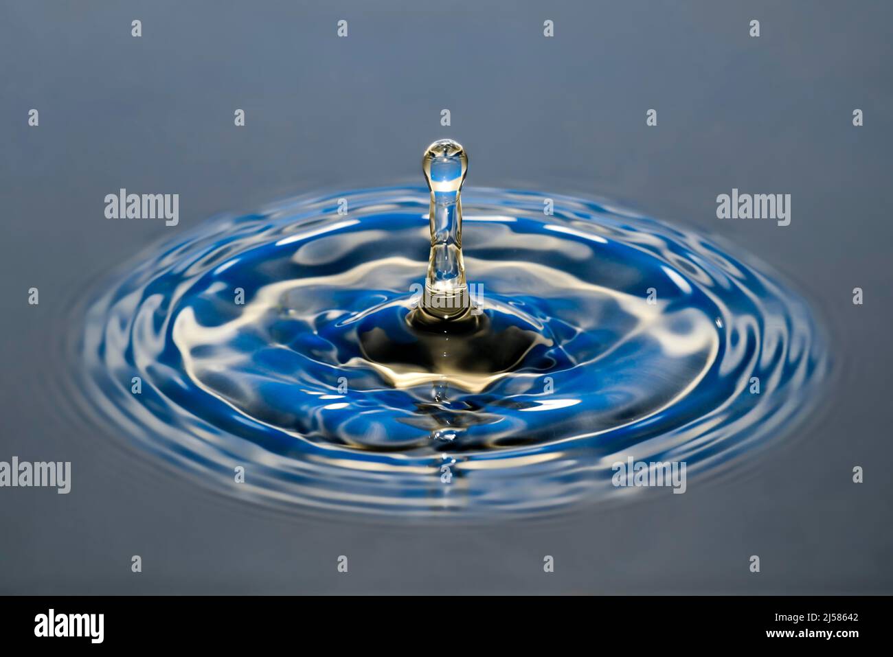 Tropfenfotografie, Wassertropfen fallen auf Wasseroberflaeche ...