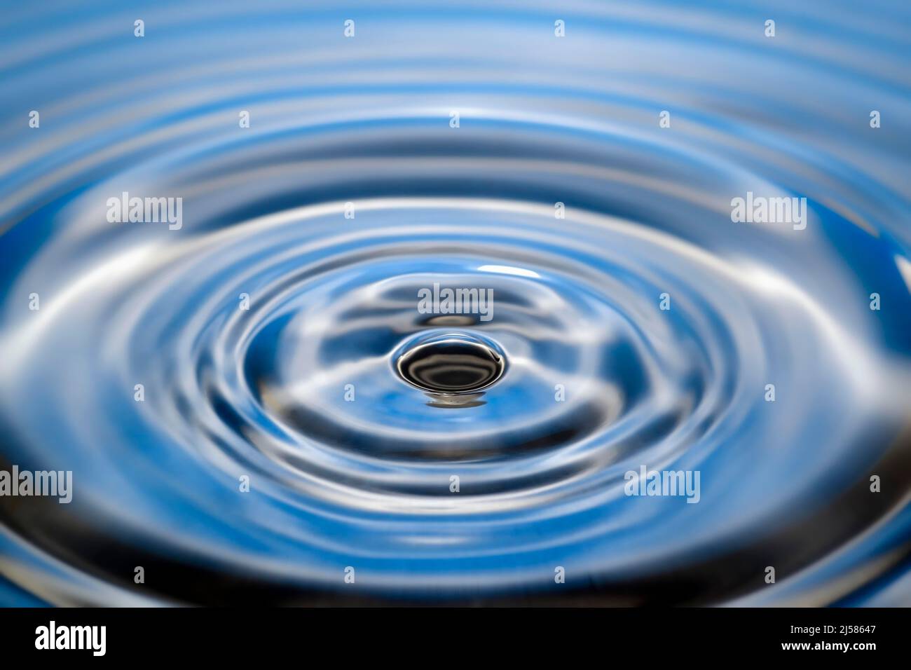 Tropfenfotografie, Wassertropfen fallen auf Wasseroberflaeche ...