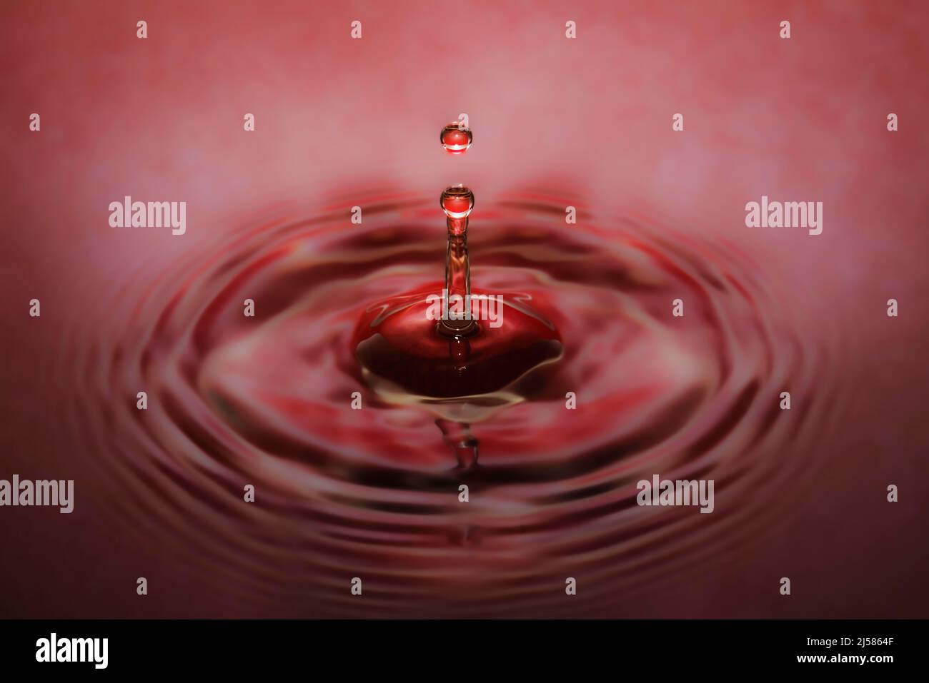 Tropfenfotografie, Wassertropfen fallen auf Wasseroberflaeche ...