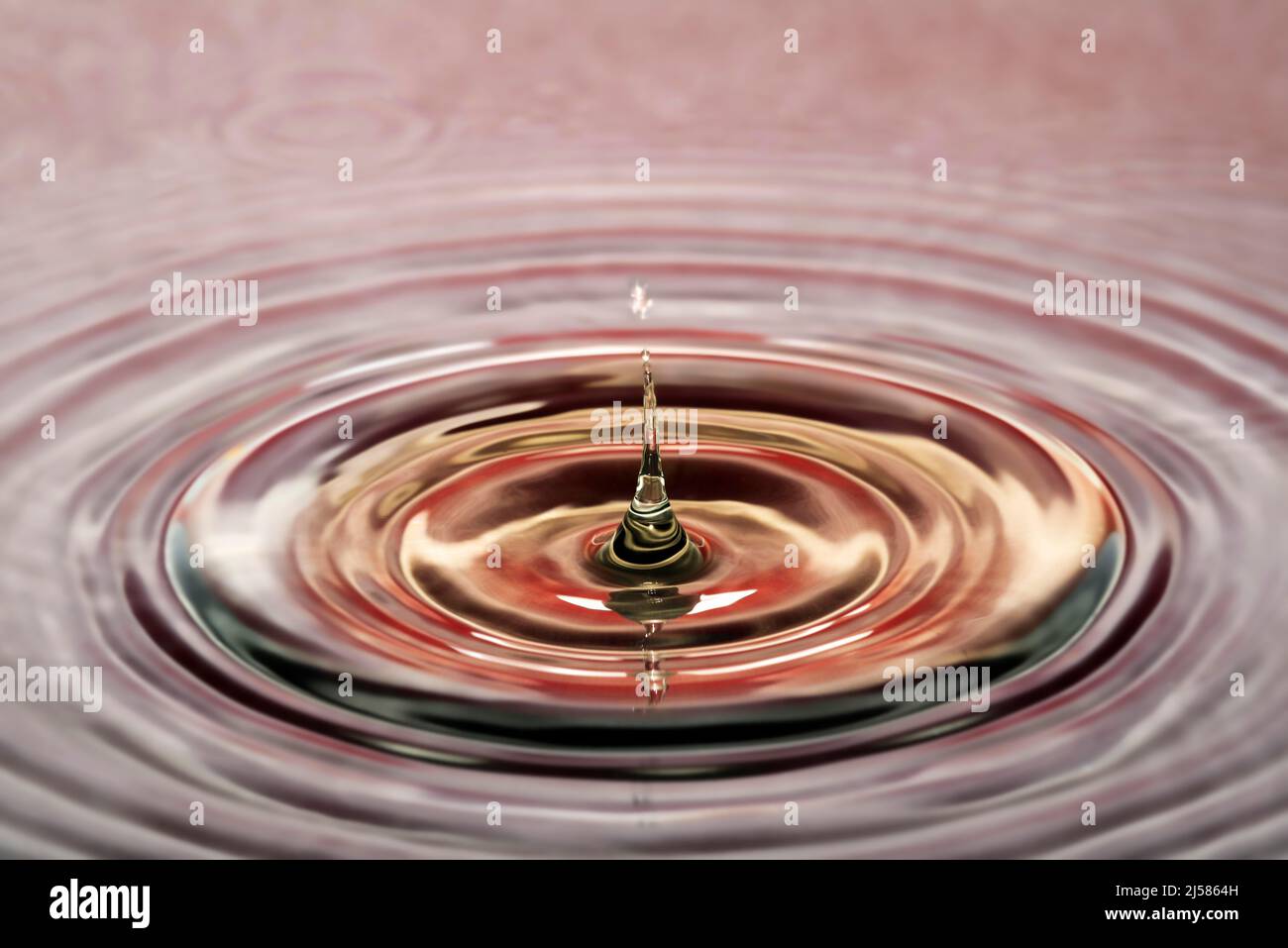 Tropfenfotografie, Wassertropfen fallen auf Wasseroberflaeche ...