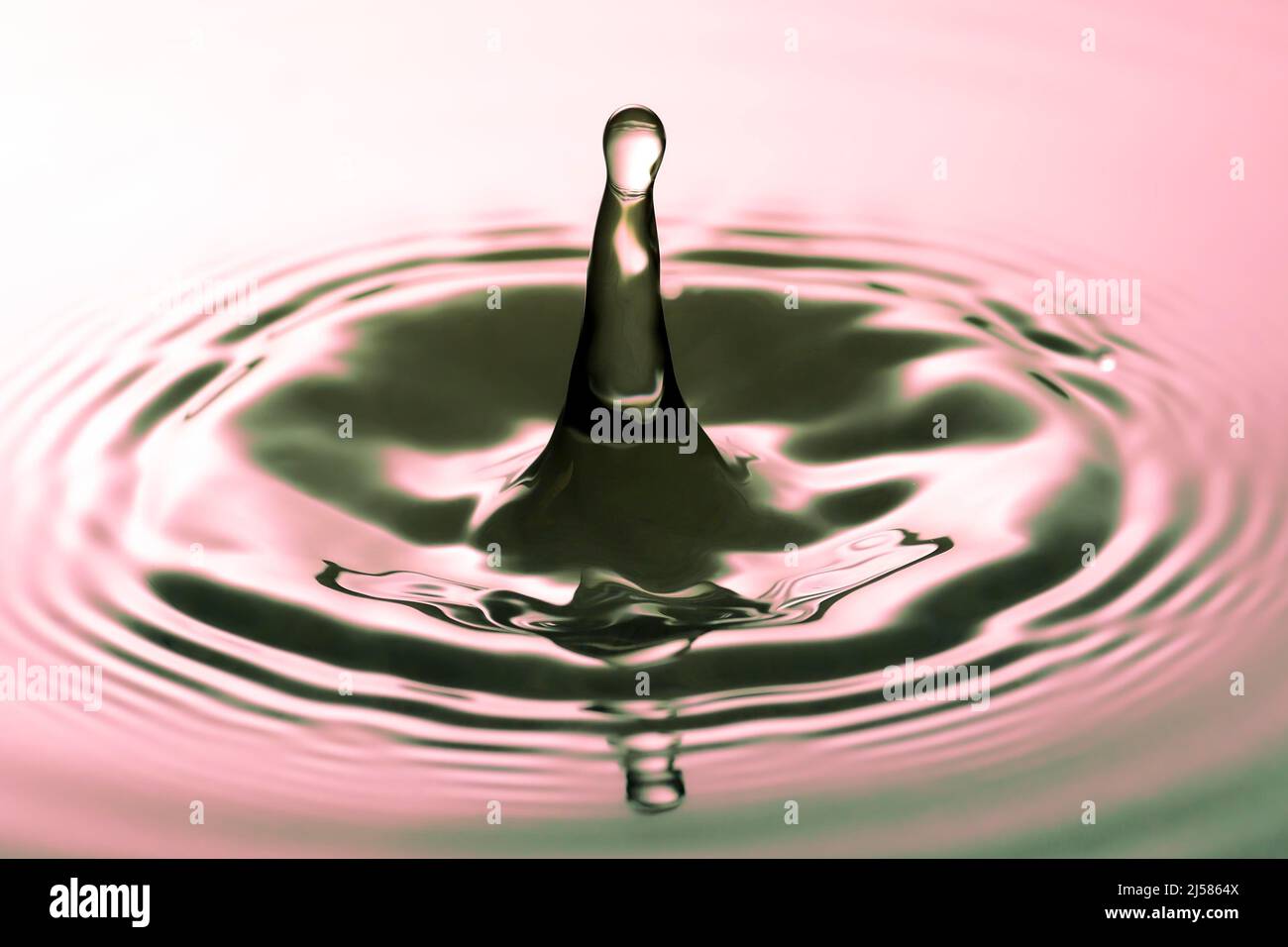 Tropfenfotografie, Wassertropfen fallen auf Wasseroberflaeche ...