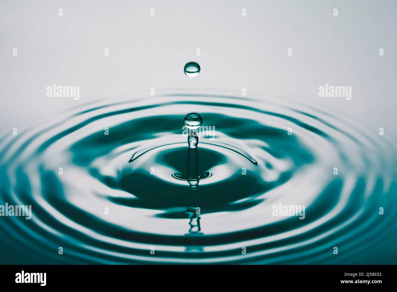 Tropfenfotografie, Wassertropfen fallen auf Wasseroberflaeche ...