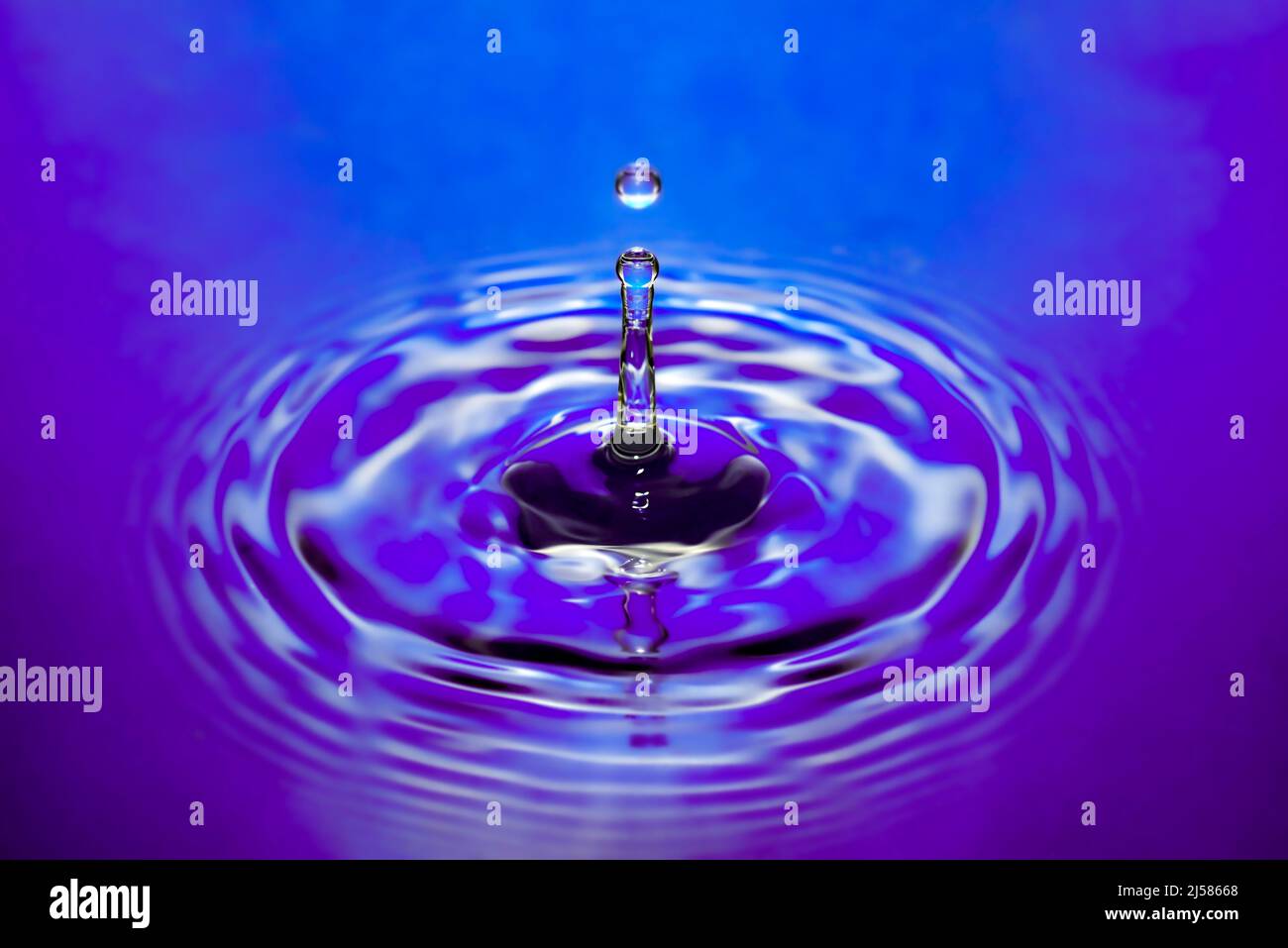 Tropfenfotografie, Wassertropfen fallen auf Wasseroberflaeche ...