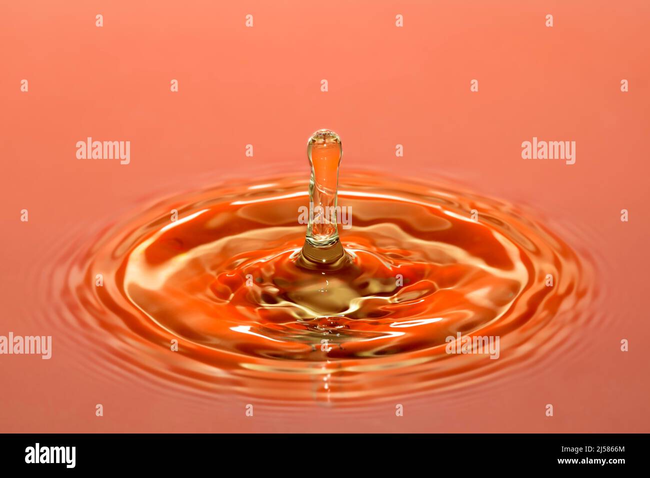 Tropfenfotografie, Wassertropfen fallen auf Wasseroberflaeche ...