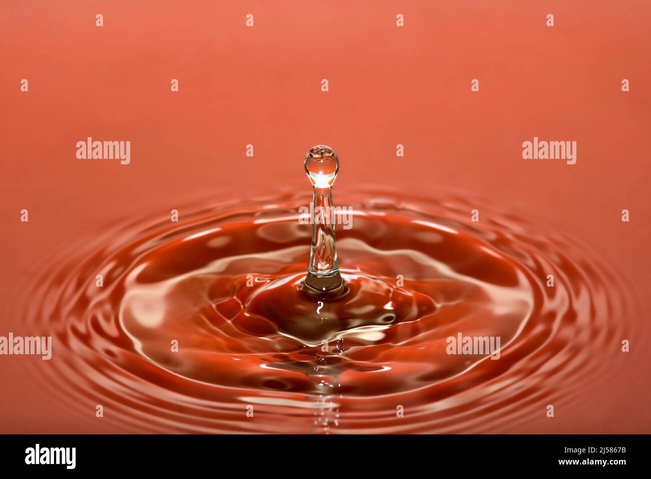 Tropfenfotografie, Wassertropfen fallen auf Wasseroberflaeche ...