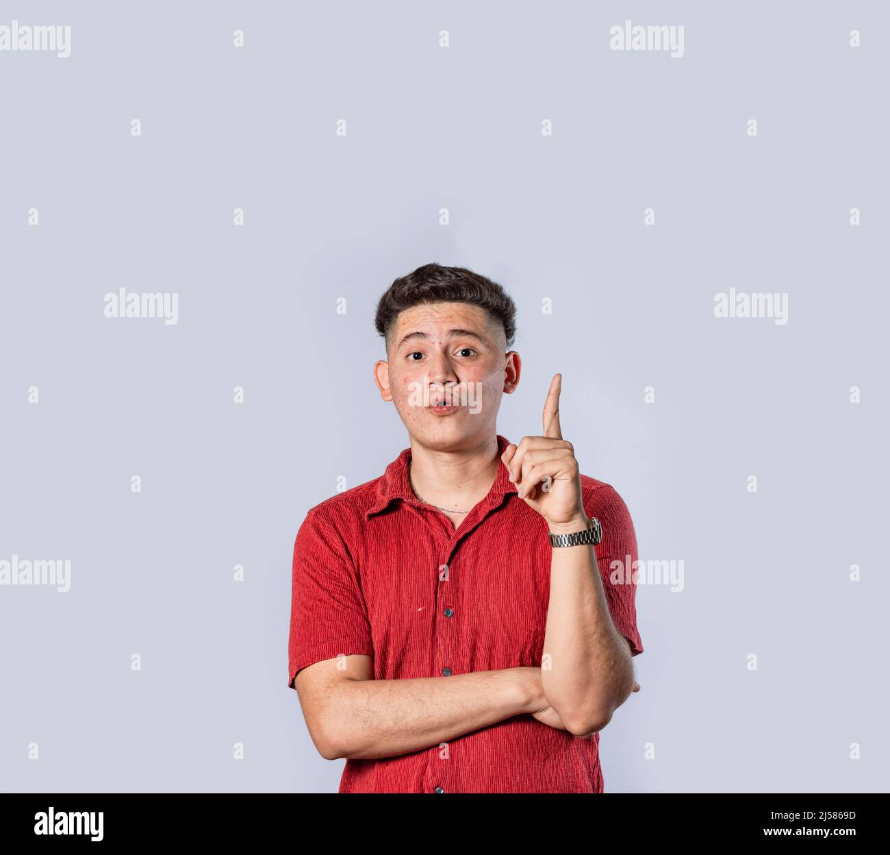 Shocked young man with new idea, shocked guy pointing finger up Stock ...