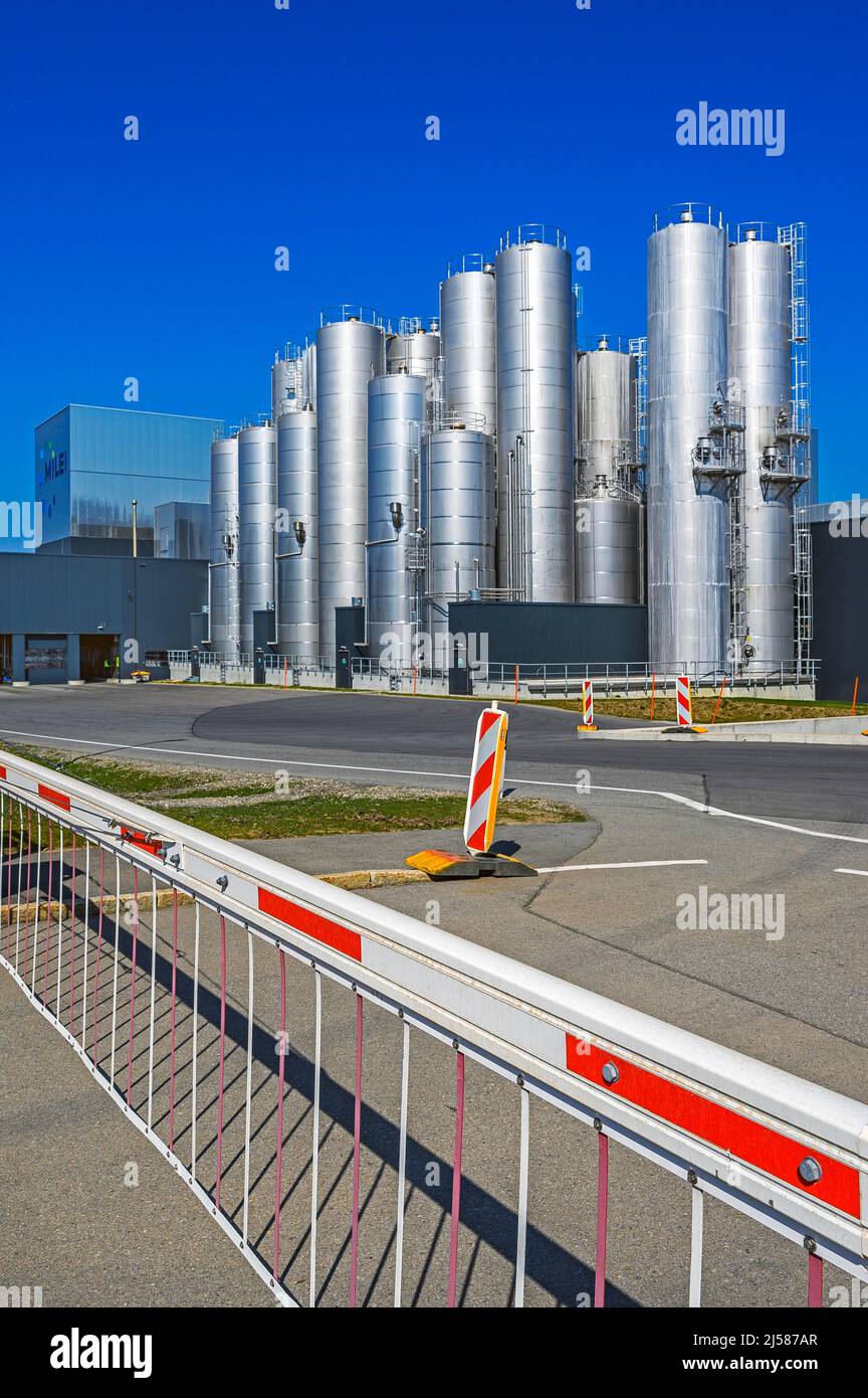 Schranke vor Fabrik mit Hochsilos, MILEI GmbH, Hochproteinderivate aus ...