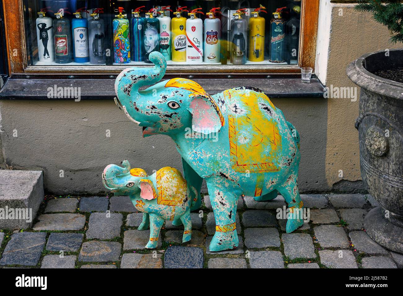 Tin elephants hi-res stock photography and images - Alamy