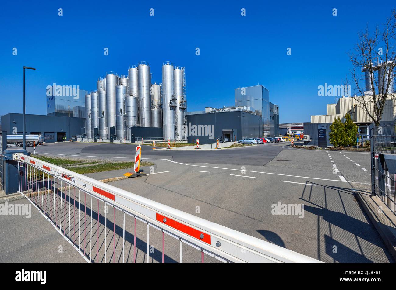 Schranke vor Fabrik mit Hochsilos, MILEI GmbH, Hochproteinderivate aus ...