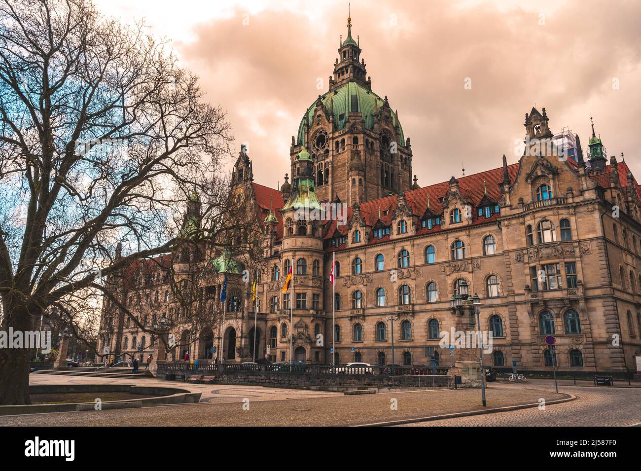 Das neue Rathaus von Hannover mit dicken Gewitterwolken, Hannover ...