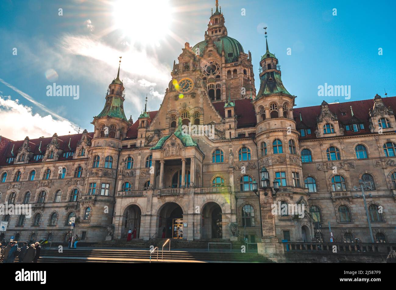 Das neue Rathaus von Hannover bei Sonnenschein und blauen Himmel ...