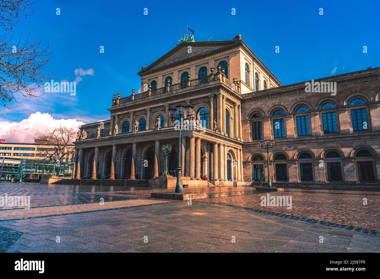 Das Operhaus in der Stadtmitte von Hannover bei blauen Himmel und ...