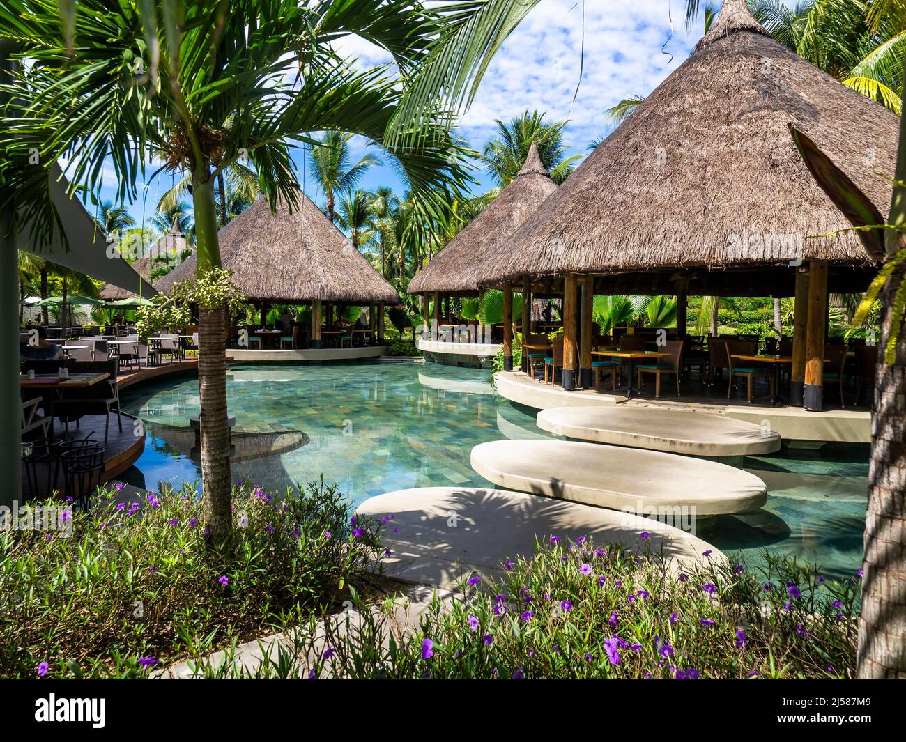 Luxushotel La Pirogue Resort & Spa mit tropische Hotelanlage, Pool ...