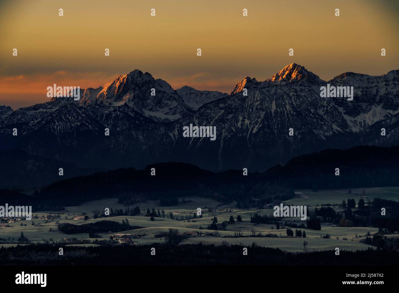 Alpenvorland bei Sonnenaufgang mit Allgaeuer Bergen, Auerberg, Fuessen ...