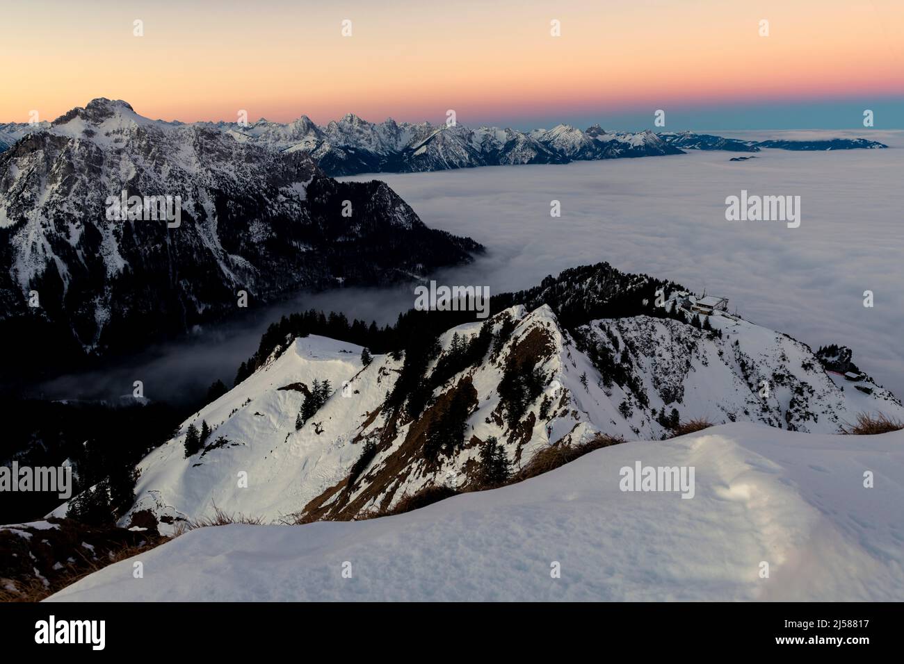 Winterliche Gipfel der Tannheimer Berge bei blauer Stunde mit Nebelmeer ...
