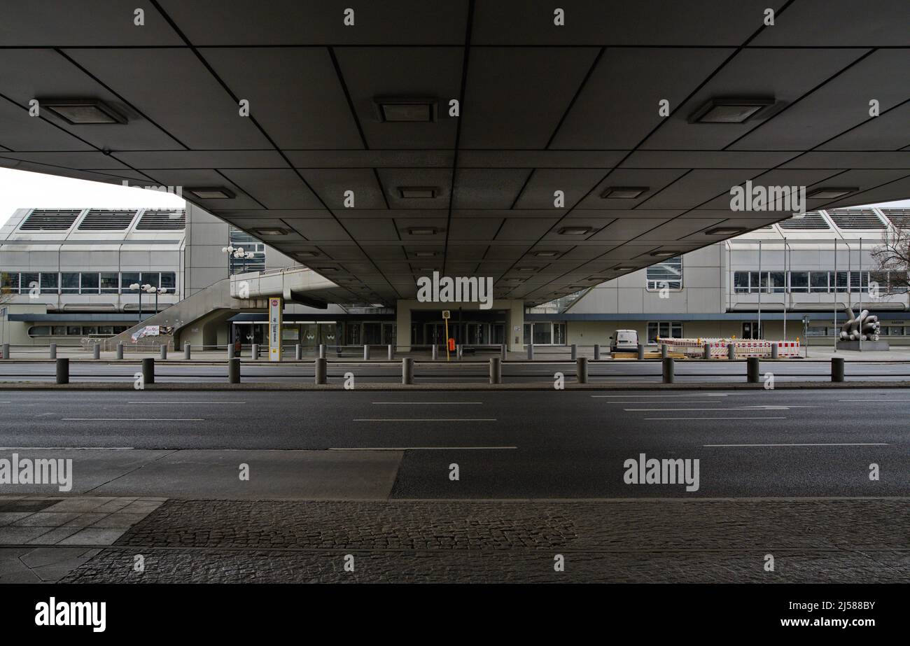 Bus stop closed hi-res stock photography and images - Alamy