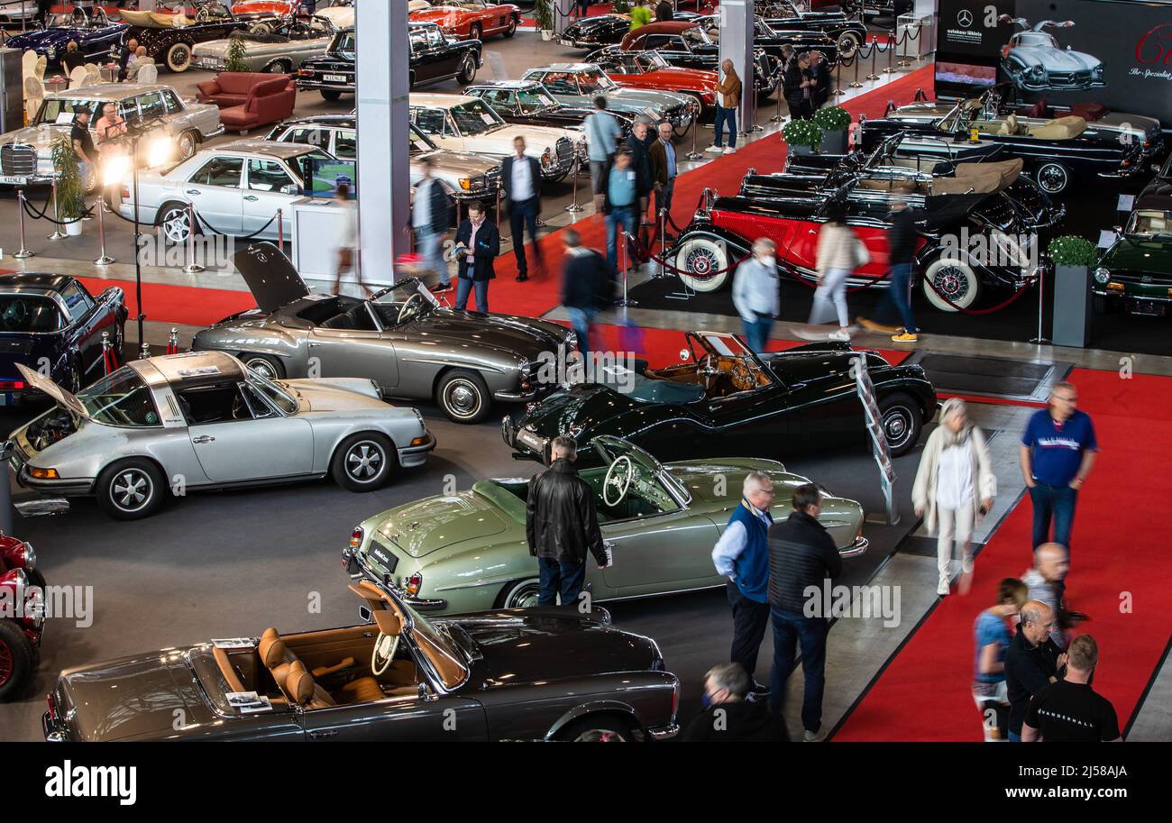Stuttgart, Germany. 21st Apr, 2022. Visitors watch the "Retro Classics" trade fair in a hall at ...