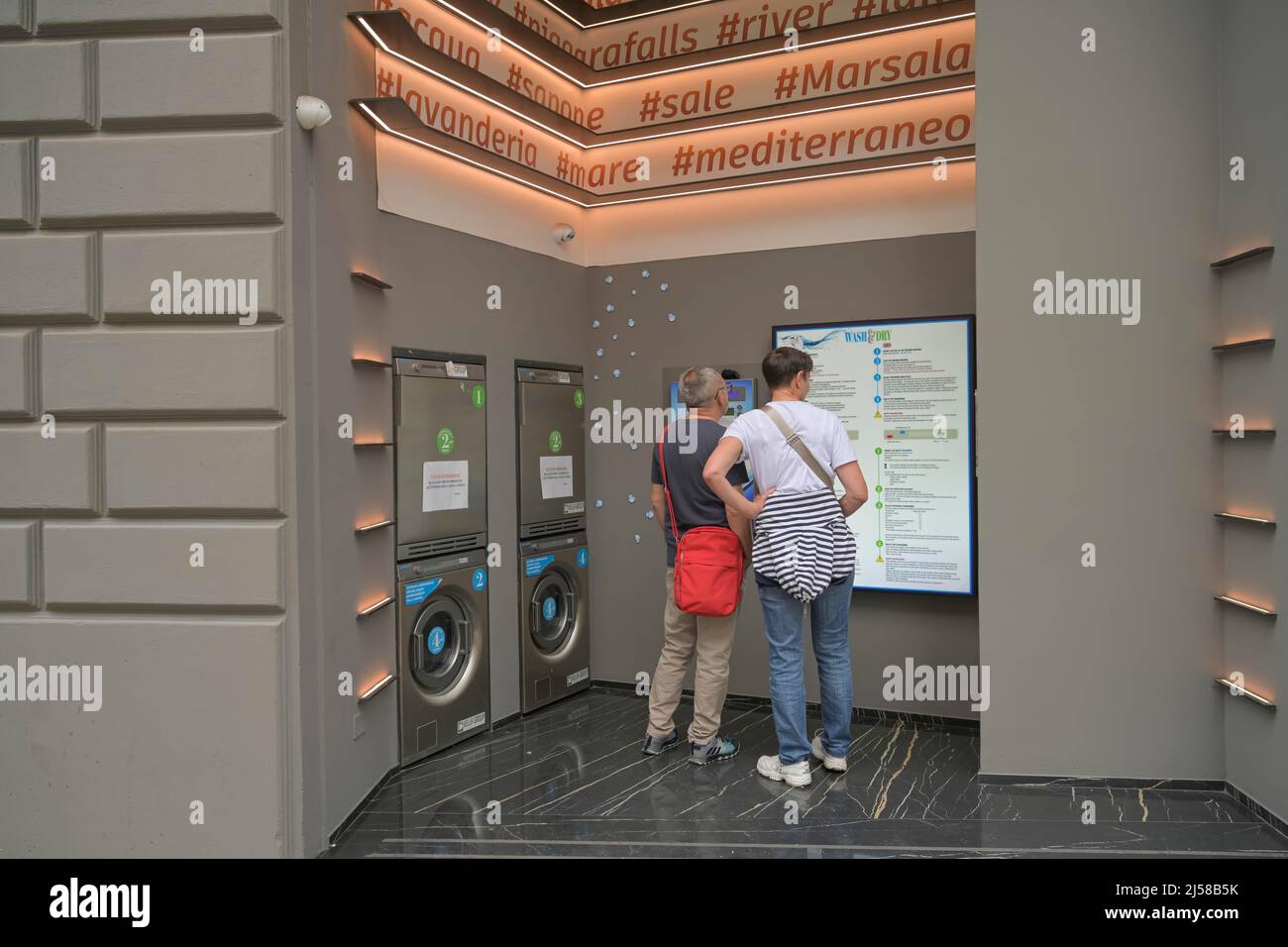 Self service machine hi-res stock photography and images - Alamy