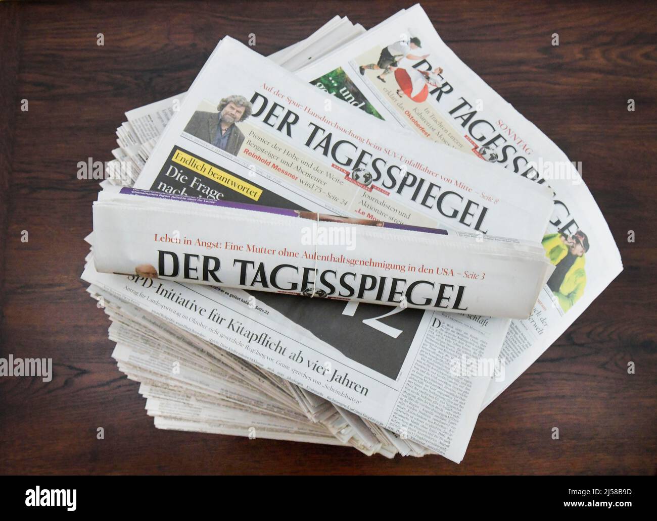 Pile of newspapers germany hi-res stock photography and images - Alamy