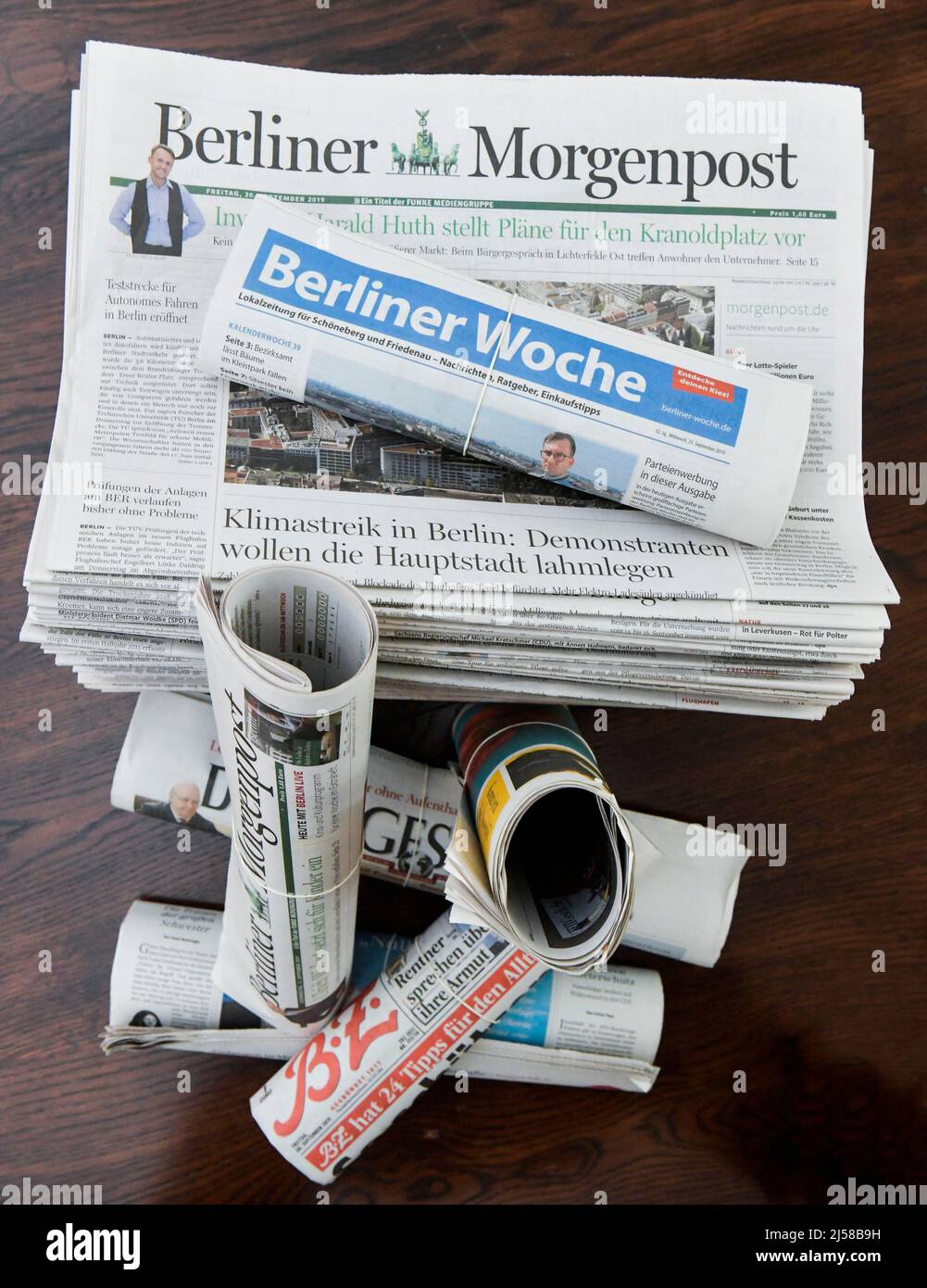 Pile of newspapers germany hi-res stock photography and images - Alamy