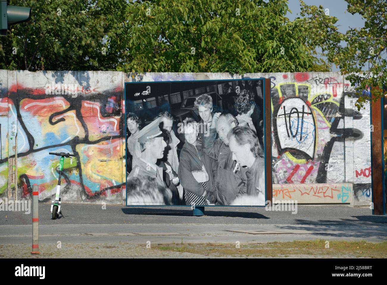 Berlin Wall History Mile Border crossing Bornholmer Strasse, Platz des ...