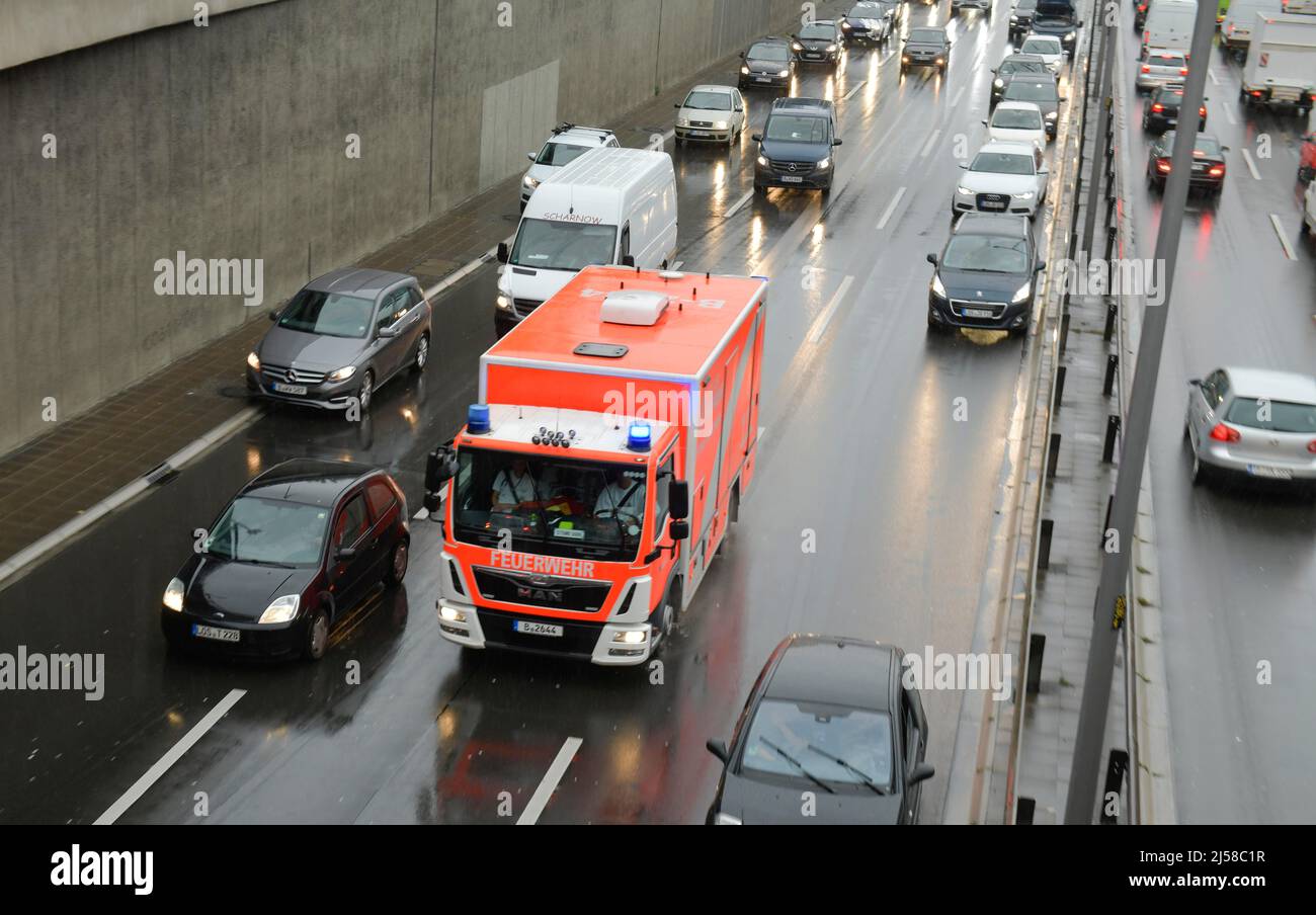 Emergency lane, fire brigade, traffic, city motorway A 100, Wilmersdorf ...